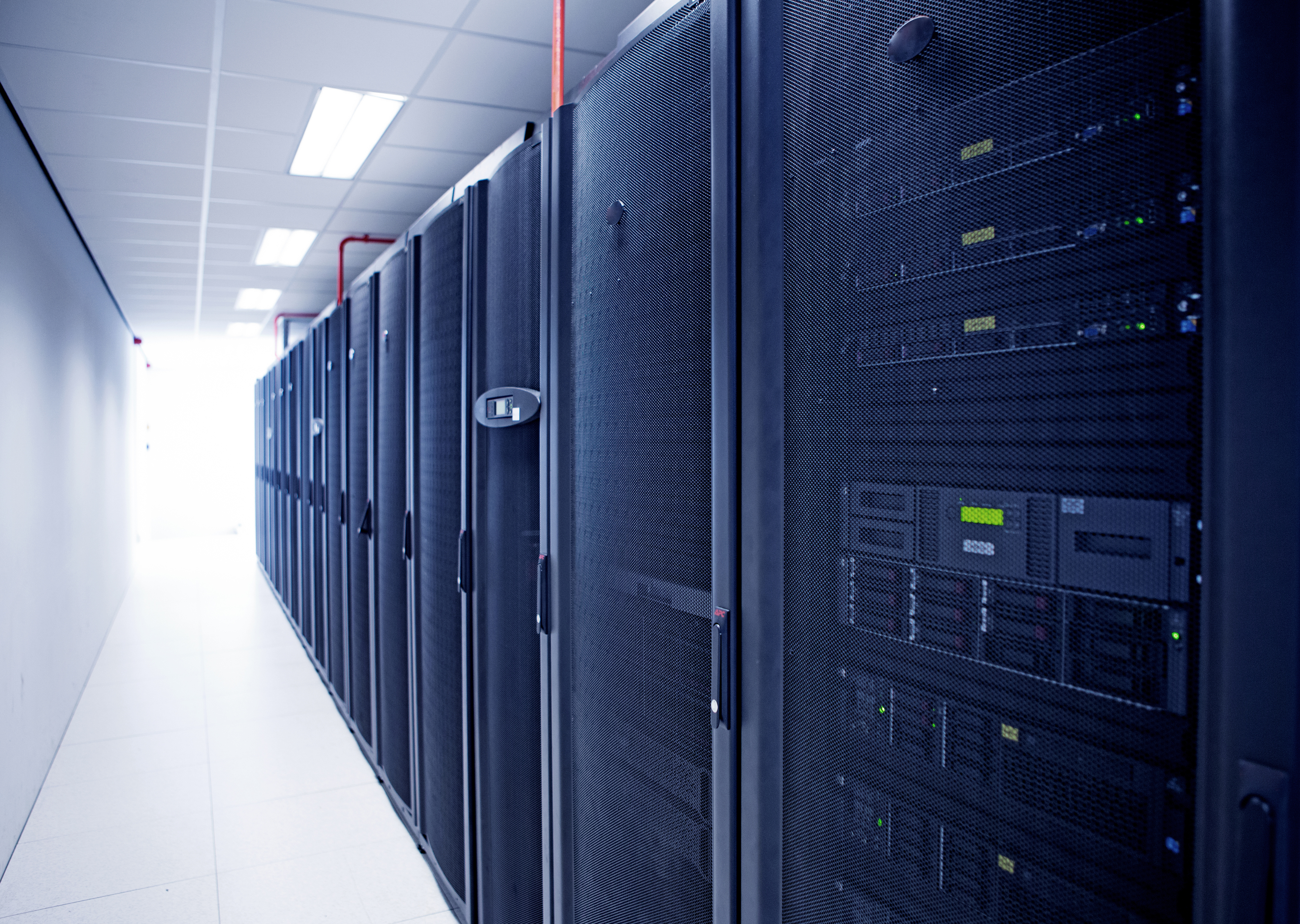 Optimizing Data Center Cooling: The Power Of Hot And Cold Aisle Containment